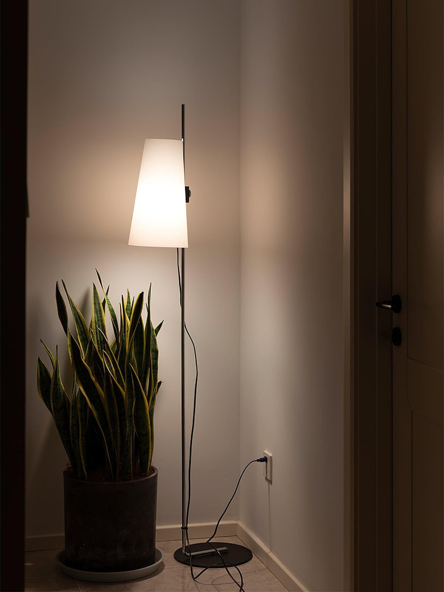Lupe Floor Lamp | DWHOME
